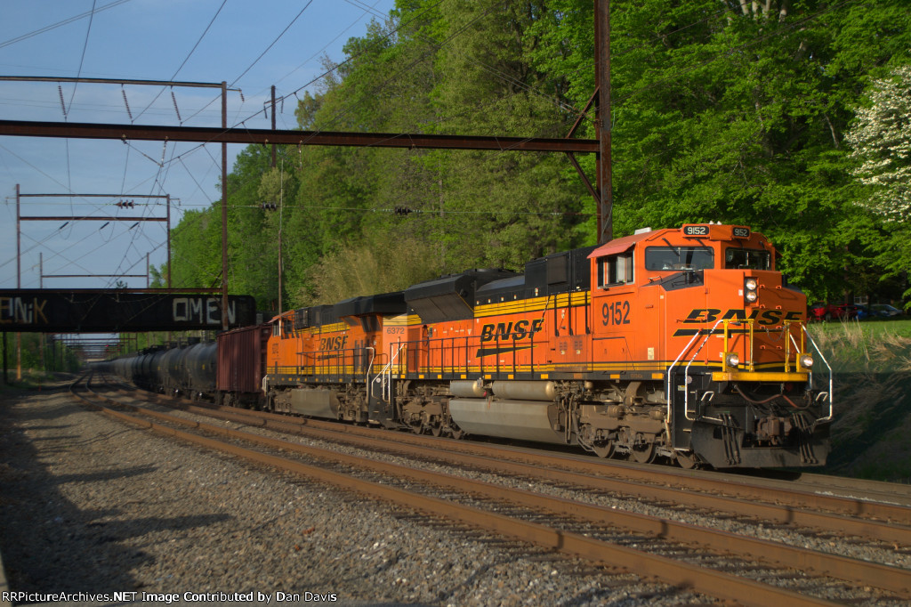 BNSF SD70ACe 9152 leads K040